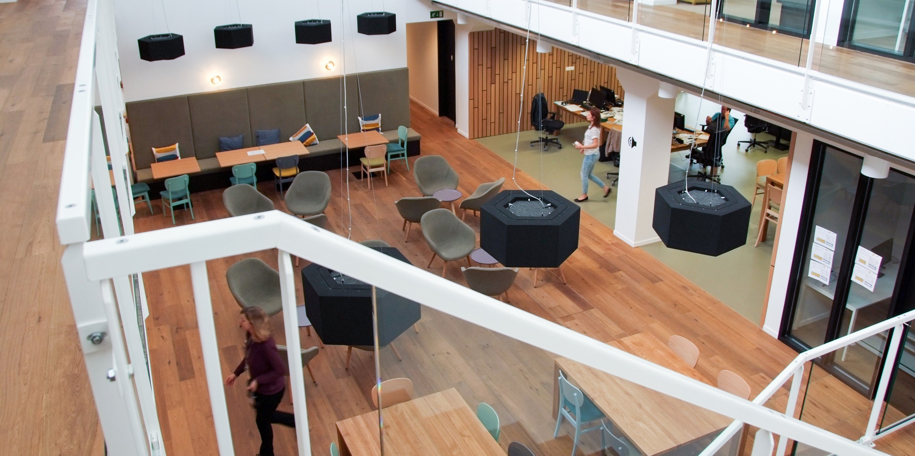 Meubles pour espaces collectifs et détente en entreprise à Namur